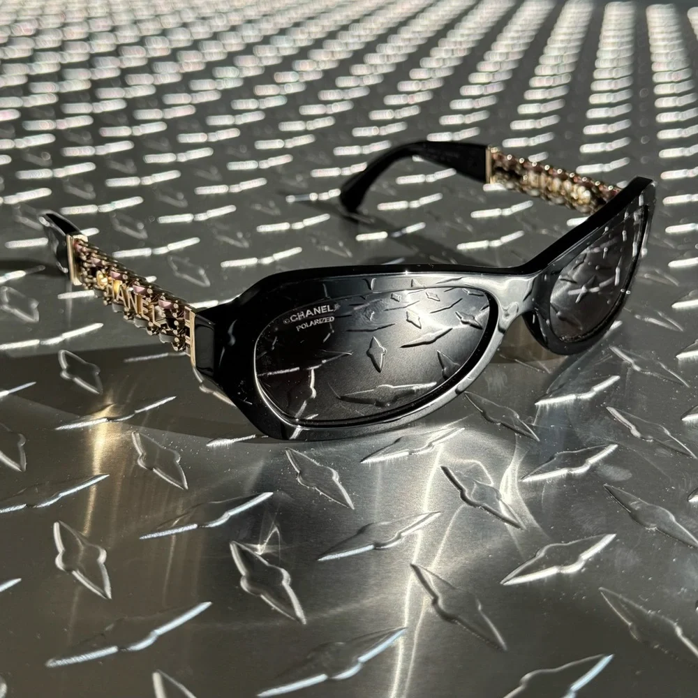 CHANEL | Accessories | Chanel Ch5537q Chain Logo Sunlgasses In Black ...